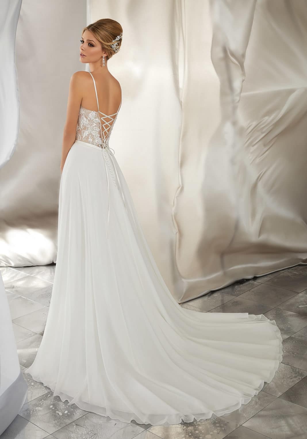 Een sexy trouwjurk met open rug geeft je de wow factor - In White