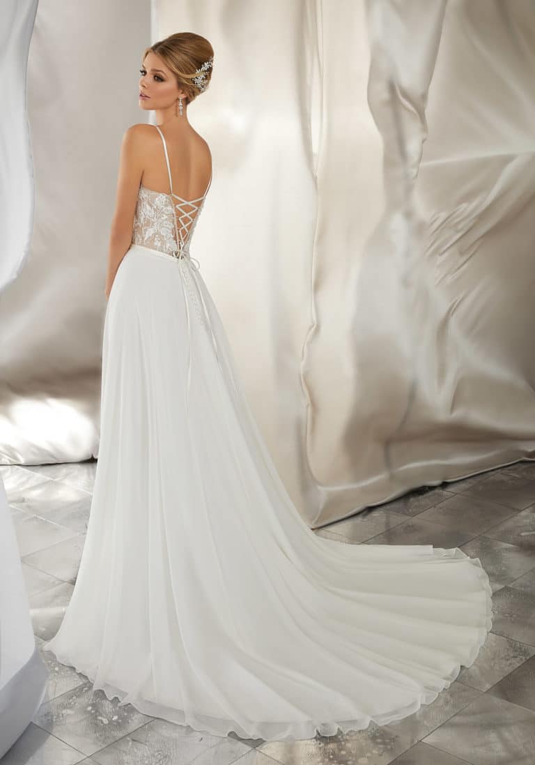 Een sexy trouwjurk met open rug geeft je de wow factor - In White