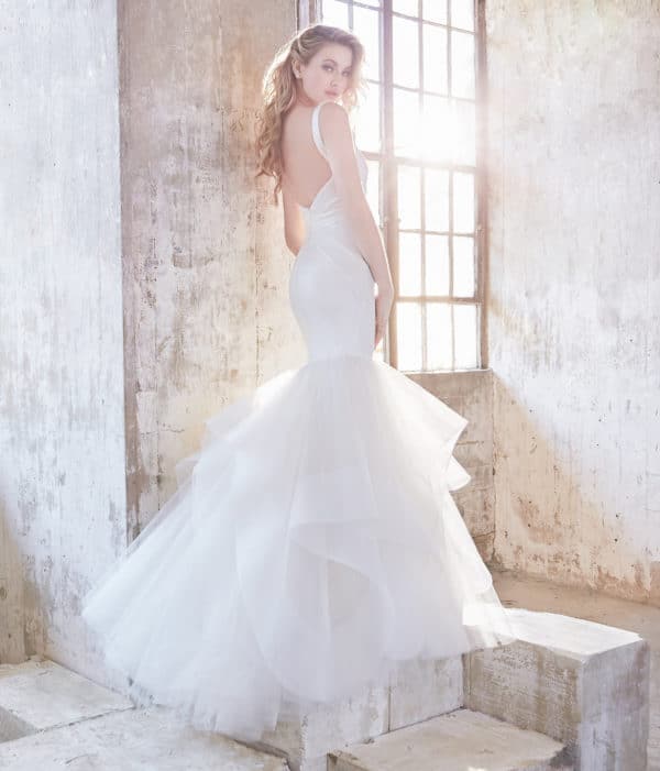 Een sexy trouwjurk met open rug geeft je de wow factor - In White